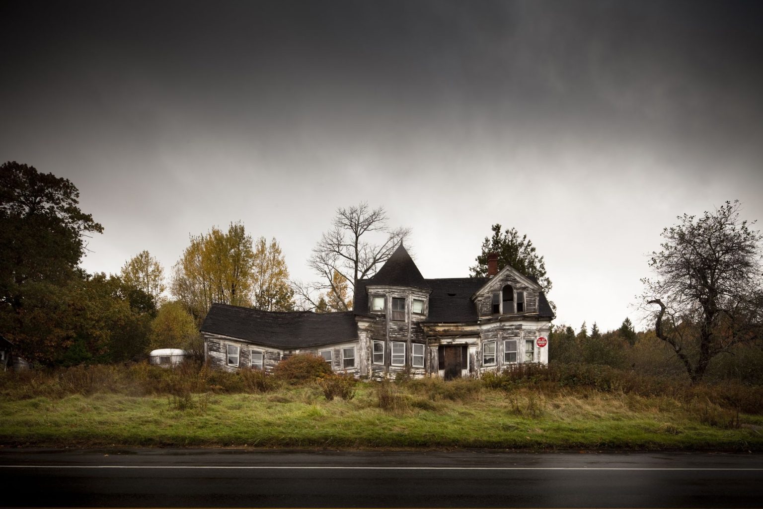 The Fascinating Evolution of Haunted Houses: From Victorian Illusions ...